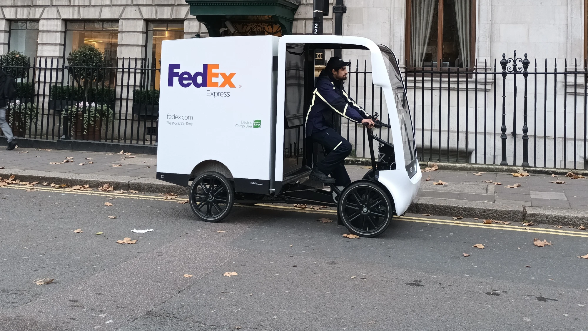 FedEx adds e-cargo bikes to London fleet to replace diesel delivery ...