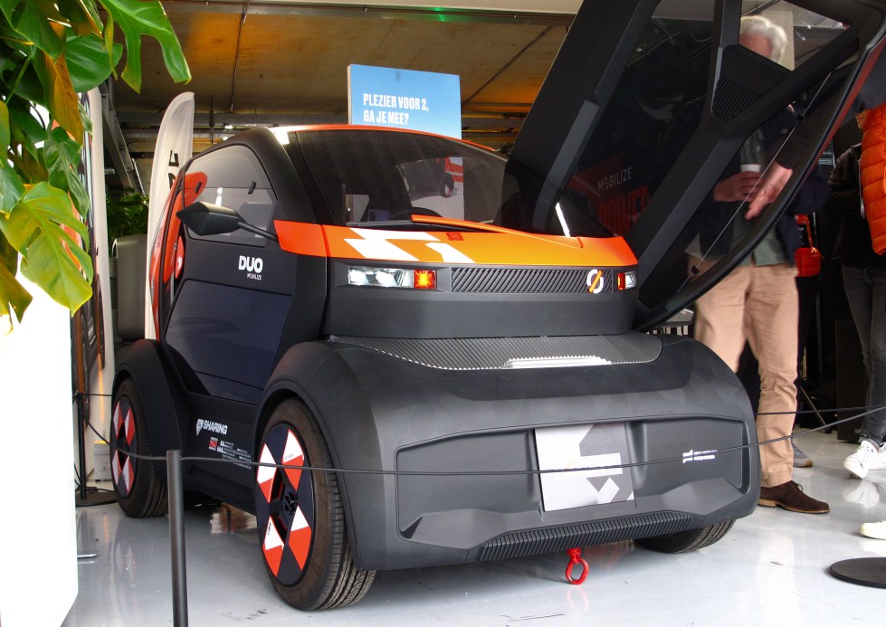 Renault brand unveils electric mini-cars that can be driven without a ...